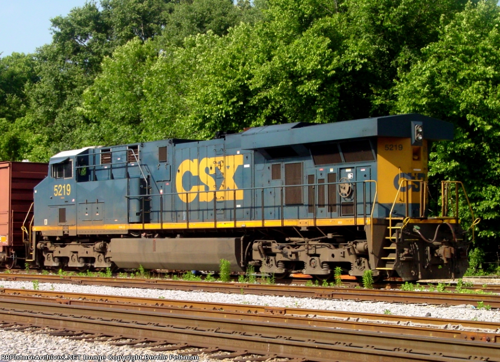 CSX 5219 tied down in the yard